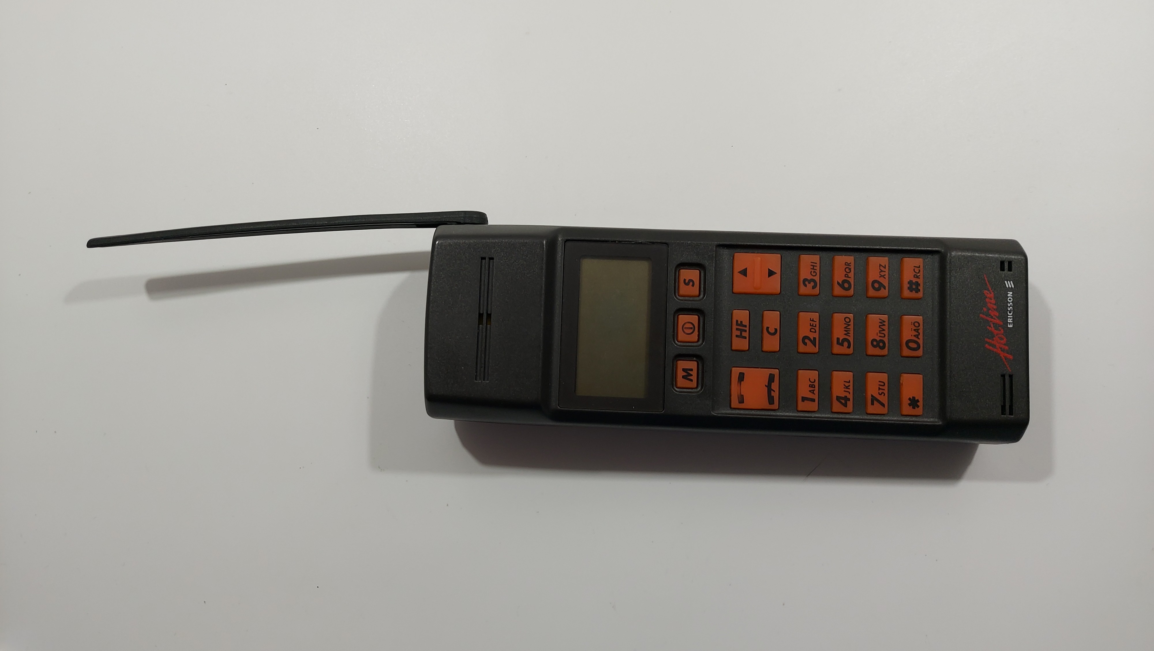 Cell Phones Museum » Ericvsson Hotline NH 72 - 1989